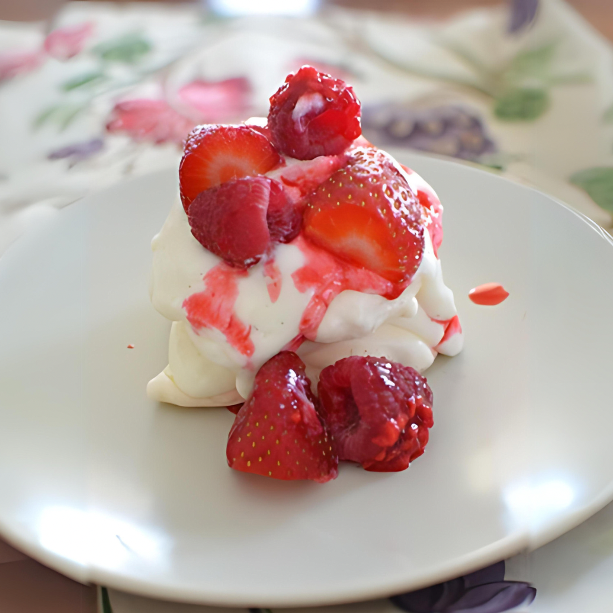 Mini Raspberry and Strawberry Pavlova | Slimming Eats