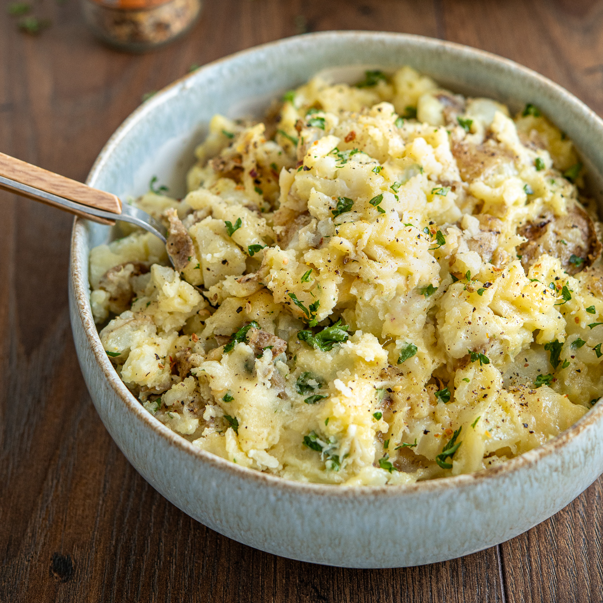 Rustic Garlic and Parmesan Mashed Potatoes | Slimming Eats