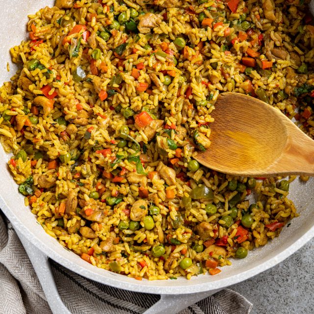 One Pot Coconut Chicken Curry Rice | Slimming Eats