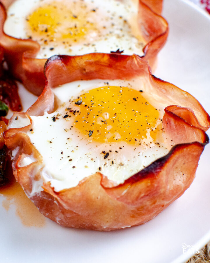 Baked Egg and Ham with Balsamic Tomatoes | Slimming Eats